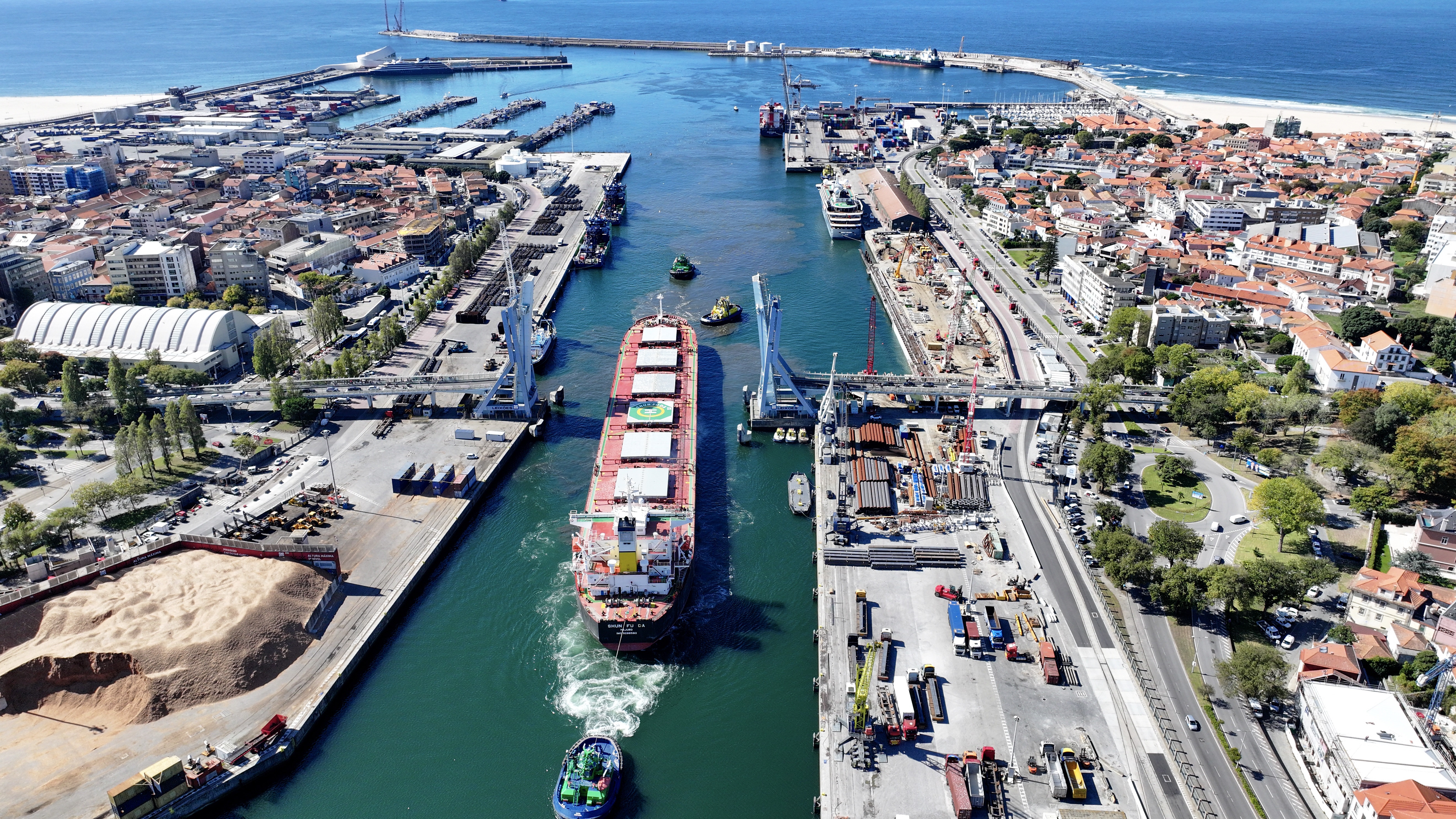 Porto de Leixões recebe navio graneleiro tipo Kamsarmax e reforça ...
